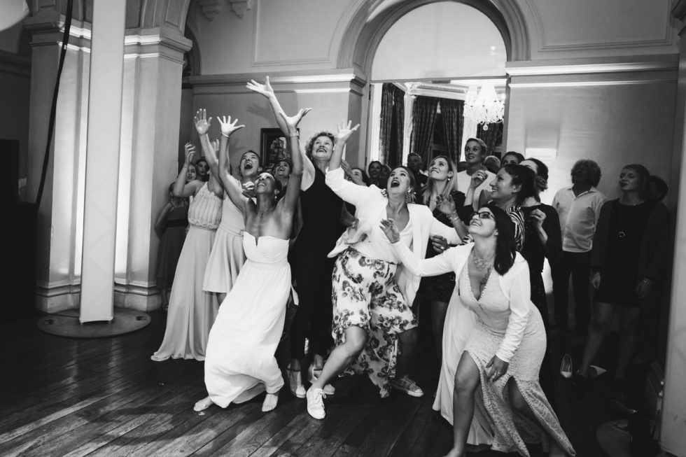 Le lancer de bouquet : une tradition réinventée - Hera Mariage Wedding ...